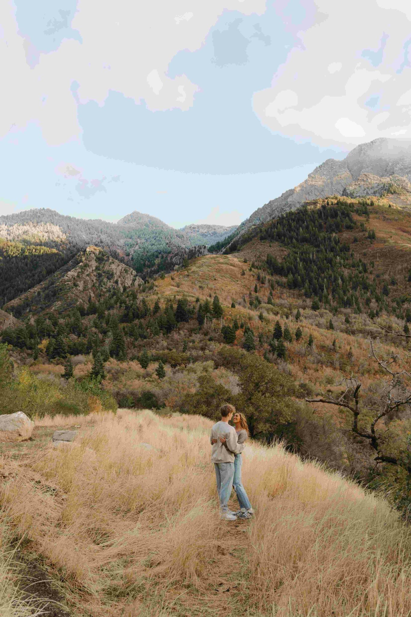 50 Photography Prompts for Natural Poses (Wedding, Couples, Family ...