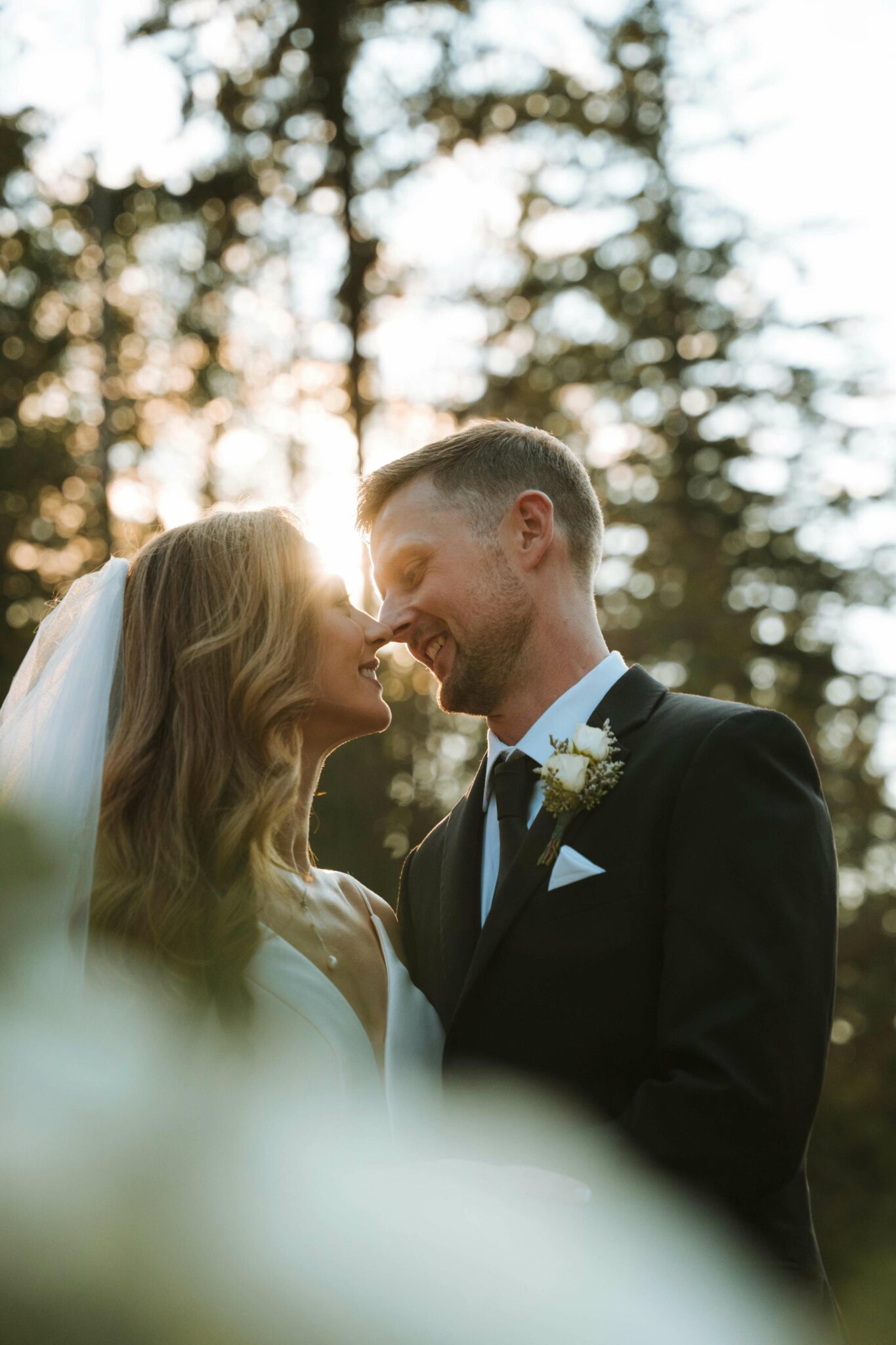 50 Photography Prompts for Natural Poses (Wedding, Couples, Family ...