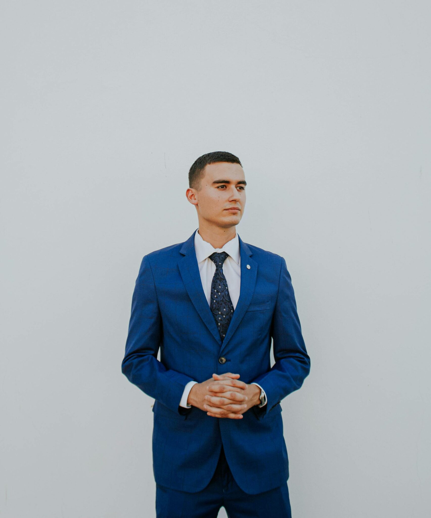 50 Photography Prompts for Natural Poses (Wedding, Couples, Family ...